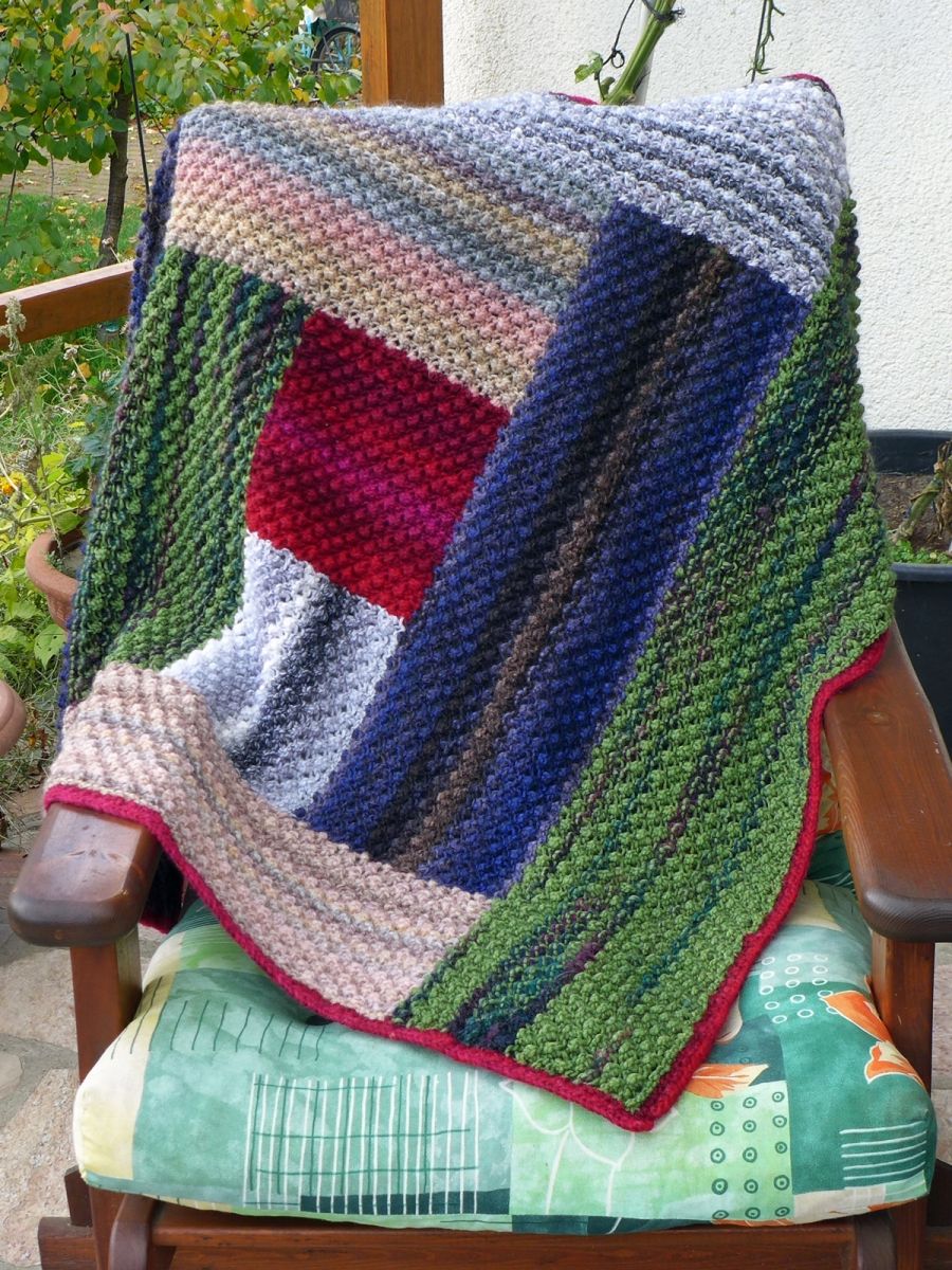 Dornröschen-Patchwork-Decke aus Wollresten - Kostenlose Strickanleitung